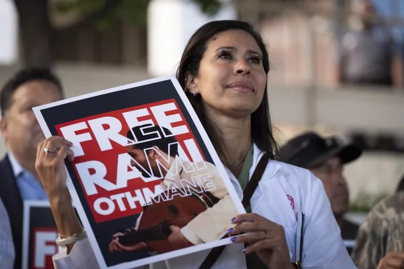 Asma Ben Othmane annonce la libération de son frère Rami, détenu depuis des semaines aux USA ...